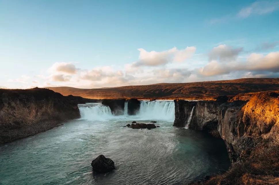 众神瀑布 - Godafoss | Arctic Adventures